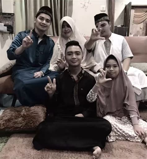 7 Momen Kebersamaan Putra Arifin Ilham Dan Ibunya Yang Nikah Lagi