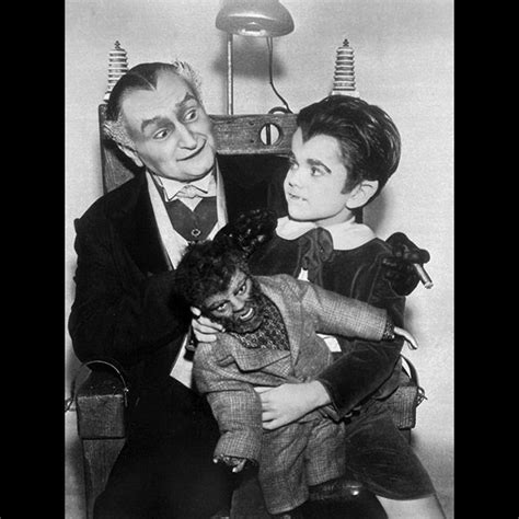 Photo 8x10 Autographed Eddie And Grandpa In Electric Chair The Munsters