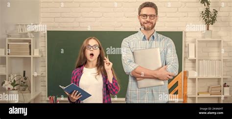 Vater Und Tochter In Der Schule Lehrer Und Schüler Banner Vater Und