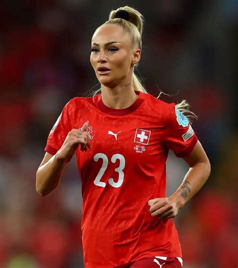 دلیل عجیبی که باعث شد جذاب‌ترین فوتبالیست زن بادیگارد استخدام کند تصاویر