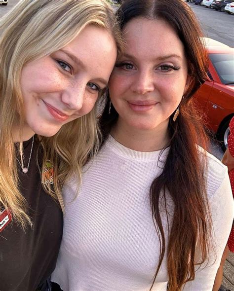 Lana Del Rey With A Fan