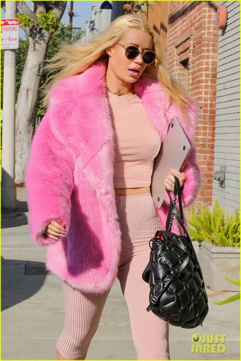 Iggy Azalea Makes Bold Fashion Statement In Pink Fur Coat Photo 3819456 Photos Just Jared