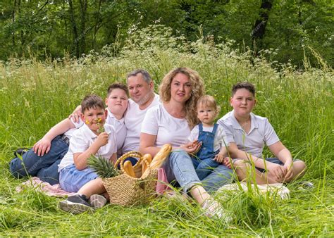 Portrait Dun Père Et Dune Mère De Famille Nombreuse Et De Quatre Fils