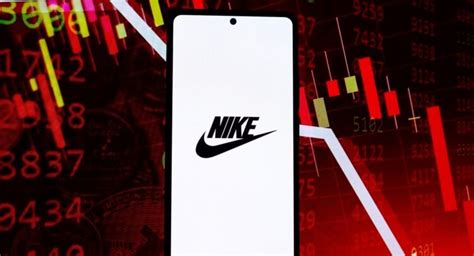 Nike Nke Stock Recovery Hits A Wall As New War Risk Rattle Investors