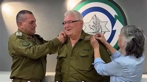 צפו הרמטכל הפתיע את משה פלד בן ה 80 עם דרגת תאל ערוץ 7