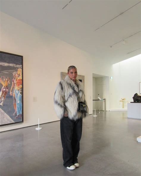 Bethan Roberts On Instagram “in A Room Full Of Art…” Стиль одежды