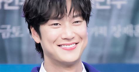 포토 나인우 부드러운 하트 미소