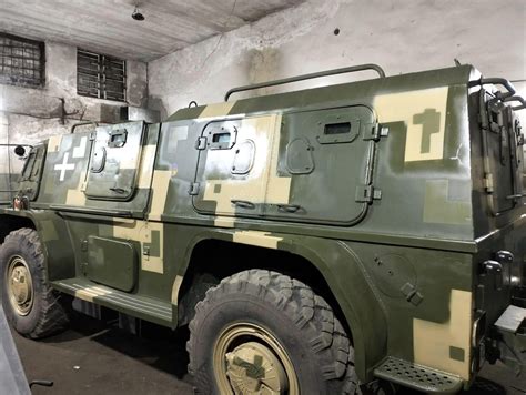 Ukrainian Soldiers Capture Russias Rare Armored Vehicle