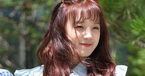 포토 여자아이들 우기 청순 미소