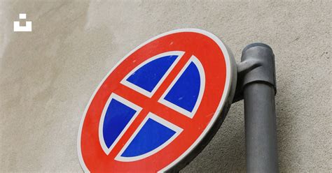 건물 측면에 있는 빨간색과 파란색 거리 표지판 사진 Unsplash의 무료 도로 표지판 이미지