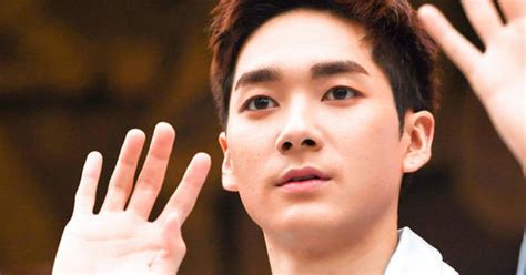 뉴이스트 아론 베트남 팬들을 향해 사진