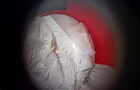 情趣酒店摄像头偷拍 甜美女友好奇电动床我0帧起手掀开被子一边操女友一边盯着摄像头笑？操得更起劲了6