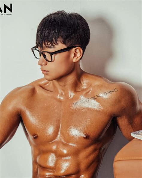 찬우 일어나자마자 커피 한잔과 영어로 된 신문을 읽는다 아 아직 꿈이네 ㅋㅋ Instagram