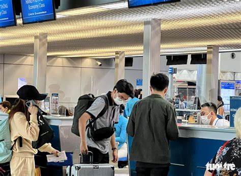 Vì sao nhân viên sân bay Việt Nam lúc nào mặt cũng khó đăm đăm Tin nổi bật Việt Giải Trí