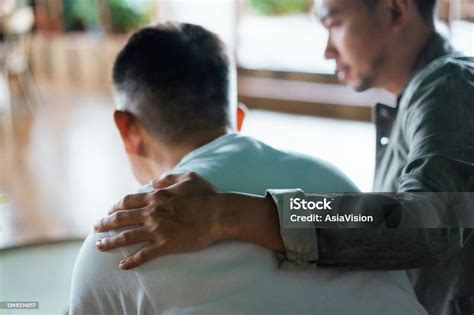 Vista Trasera Del Hijo Y El Padre Anciano Sentados Juntos En Casa Hijo