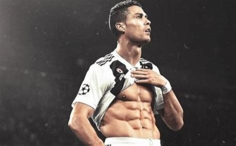 Clip Cristiano Ronaldo Khoe 6 Múi Tri ân đồng đội Khi Vô địch Euro