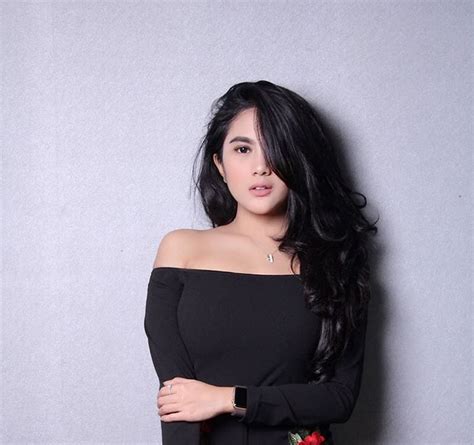 Elvia Putri Selebgram Seksi Yang Rekam Aksi Bunuh Diri Di Bandun