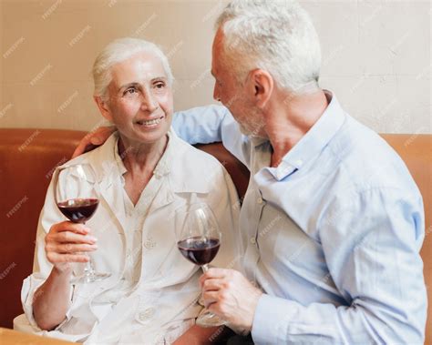 Free Photo Medium Shot Old Couple Drinking Wine
