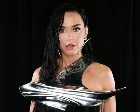 Katty Perry Moment Jenant La Tv Cântăreața S A Ascuns Sub Pupitru De Rușine