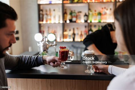 Glückliches Junges Paar Das Ein Date Mit Glühwein Und Latte Im Café