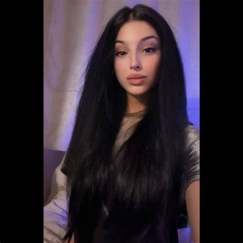 Niki Nicolelanotte Threads Say More