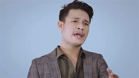 ឡើងកូដស្រឺតៗ ប៊ុត សីហា ឈរថតមុខឡានថ្មីយ៉ាងឡូយ រួចទម្លា យ ឲ្យដឹងថា មាននារីស្អាតម្នាក់