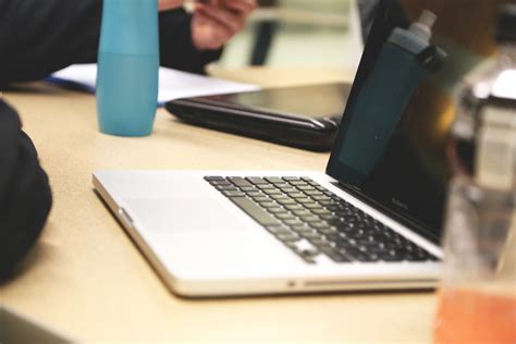 무료 이미지 휴대용 퍼스널 컴퓨터 책상 맥북 쓰기 일 창조적 인 과학 기술 사무실 사업 현대 본사 디스플레이 회사 노트북 시작하다 실리콘 밸리