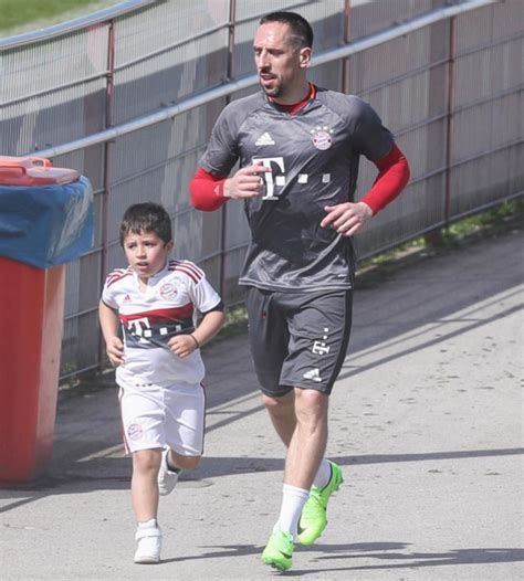 Franck Ribéry Et Seif El Islam Un Duo Père Fils Motivé à Lentraînement