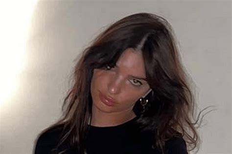 New Selfie Shows Off Emily Ratajkowskis Major Underboob In Her Nyc