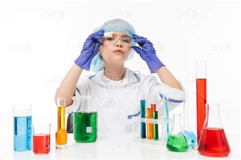 化学高清图片 穿着白色实验室外套的严肃小女孩的肖像，在白墙上隔离的试管中用彩色液体进行化学实验 医疗健康免费下载格式编号52981032 千图网