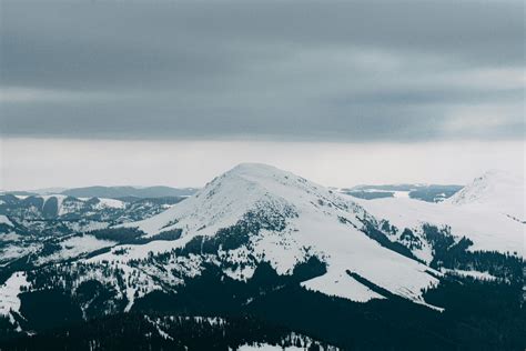 집 밖의 360 4k 바탕화면 가지 감기 거대한 겨울 겨울 배경 겨울 숲 경치 경치가 좋은 계곡 계절 고립된 고요한 골짜기 광대 광야