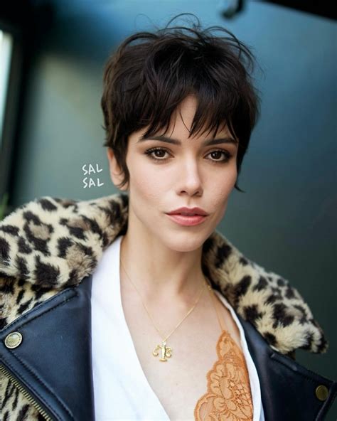 Short Hair With Face Framing Layers Will Simplify Your Styling Routine