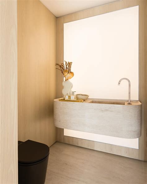 Lavabo Com Tela Tensionada E Bancada Esculpida Em Travertino