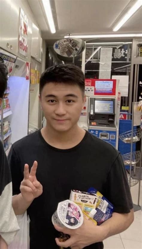 何猷君夫婦現身日本便利店！奚夢瑤樸素罕露素顏，面黃嘴唇發白 每日頭條