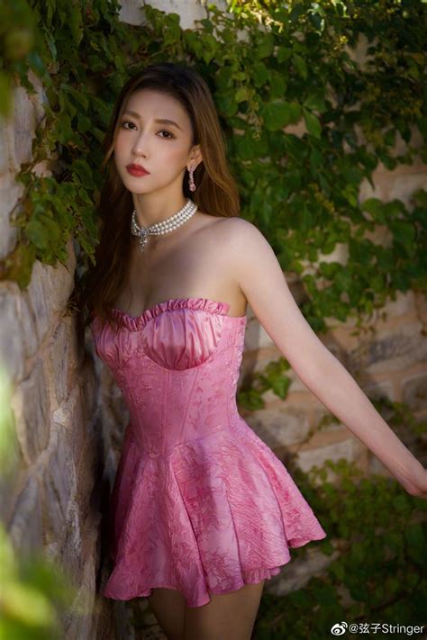 當媽還超辣！36歲弦子「芭比粉低胸洋裝」洩超完美身材 娛樂星聞