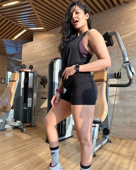 Ritika Singh New Rthighzone