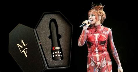 Coffrets Géants Sex Toy Dans Un Cercueil Coussin Gourmand Les Objets Cultes De Mylène Farmer