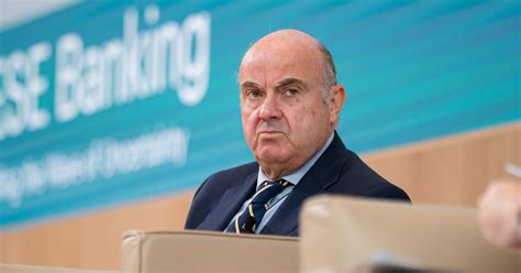 De Guindos Desdice A Los Bancos Y Aplaude A Hernández De Cos Por Elevar Al 1 El Colchón De