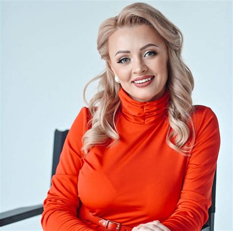 Співачка Nelya