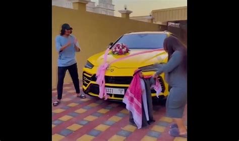 Suudi Arabistanlı Iş Insanı Eşine Son Model Araç Hediye Etti Yaşam