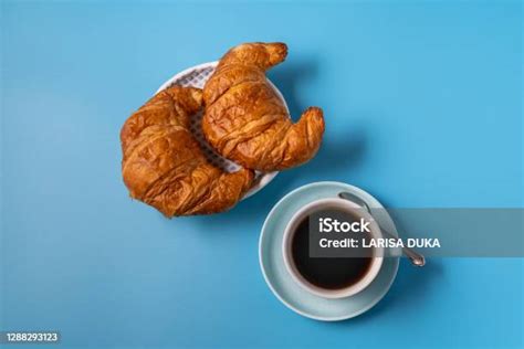 파란색 배경에 검은 커피와 크루아상 한 잔 텍스트 에 대한 공간을 복사 0명에 대한 스톡 사진 및 기타 이미지 0명 개념