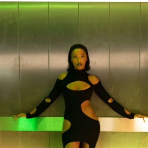 You Saison 5 Ce Nouveau Personnage Qui Va Causer Des Soucis à Joe