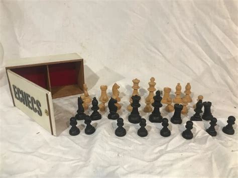 Ancienne Boite Pieces Jeu Déchecs En Bois A Saisir Eur 3900