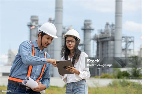 청사진 및 태블릿 작업 공장 전기 오일 에너지 생산 엔지니어 석유 화학의 건설 관리자 정유 공장 개선 검사관 산업 노동자 작업 발전소 20 24세에 대한 스톡 사진 및 기타