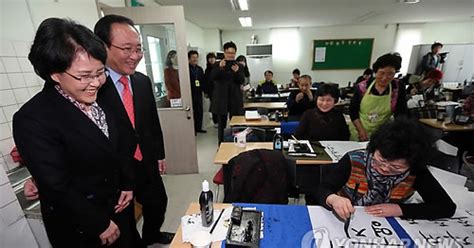 어르신 서예교실 찾은 김지선 노회찬