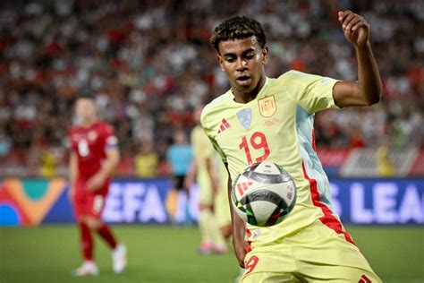 Hansi Flick Responds To Lamine Yamals Frustrated Reaction To Sub Vs