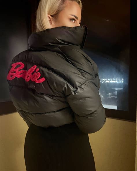 Mona Van Mona Van On Threads