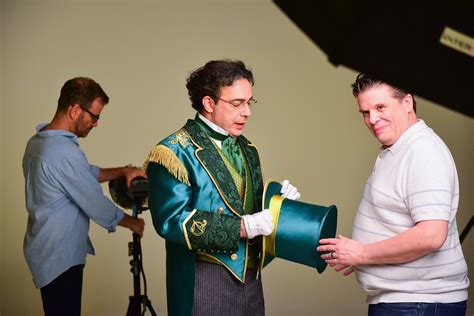 Wicked Elenco Faz Sessão De Fotos Para Lançamento Do Espetáculo Musical