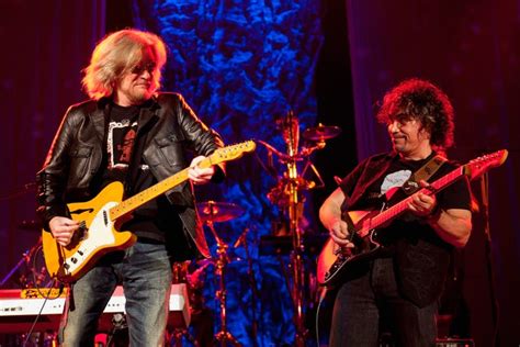 Daryl Hall Plays Hall And Oates Songs Amid John Oates Lawsuit Business
