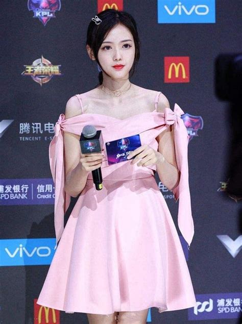 Kpl四大美女解说爆红，灵儿大长腿吸睛，她颜值吊打余霜？